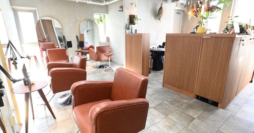 酸性ストレートと縮毛矯正どっちがオススメ？ | 髪質改善SHEER./ 髪質改善＆縮毛矯正美容室【東京表参道-銀座/大阪梅田】